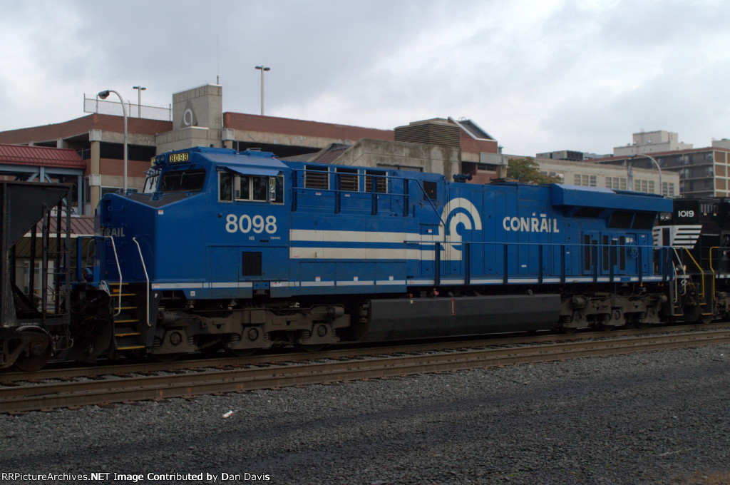 NS ES44AC 8098 "Conrail" as the second unit on 66D